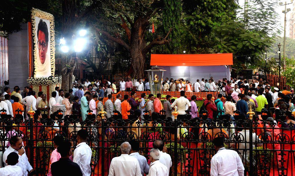 Members of Shiv Sena pay tribute to Balasaheb Thackeray on his death ...