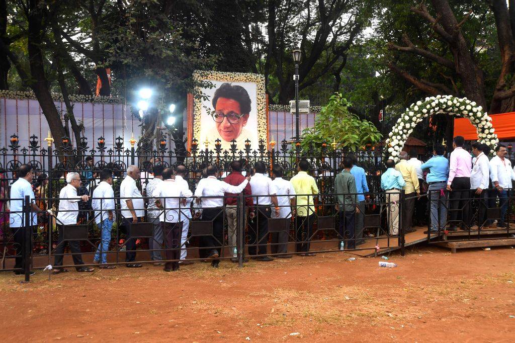Members of Shiv Sena pay tribute to Balasaheb Thackeray on his death ...