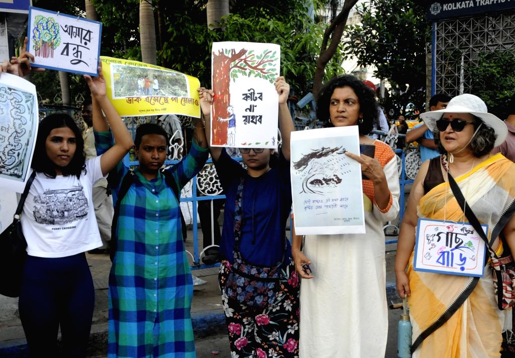 Kolkata :Members of the Jessore road save the Trees committee take part ...