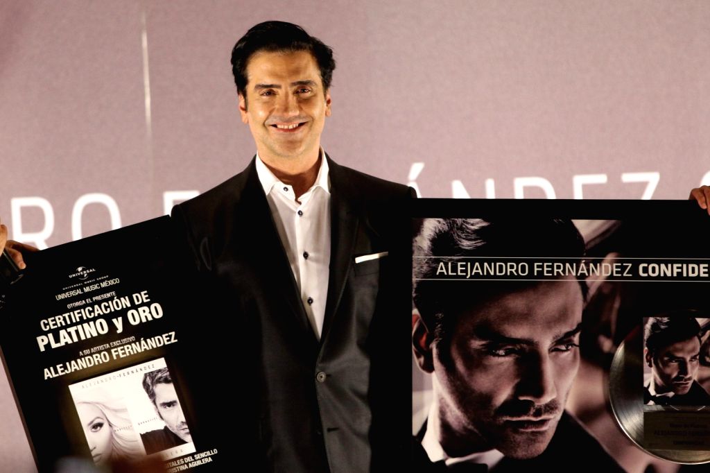 Alejandro Fernandez 2013 Alejandro Fernández Y Su Padre Estrenan