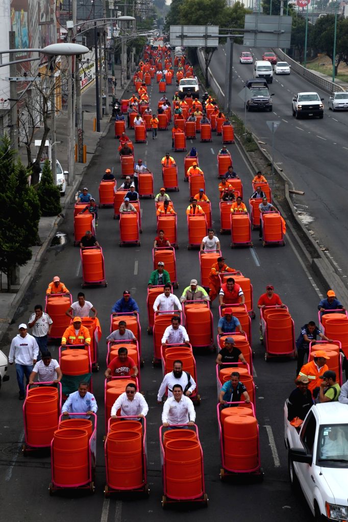 MEXICO-MEXICO CITY-TRASH CARTS