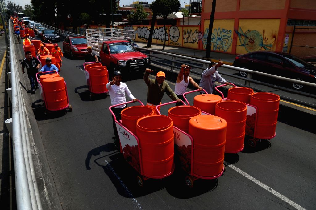 MEXICO-MEXICO CITY-TRASH CARTS