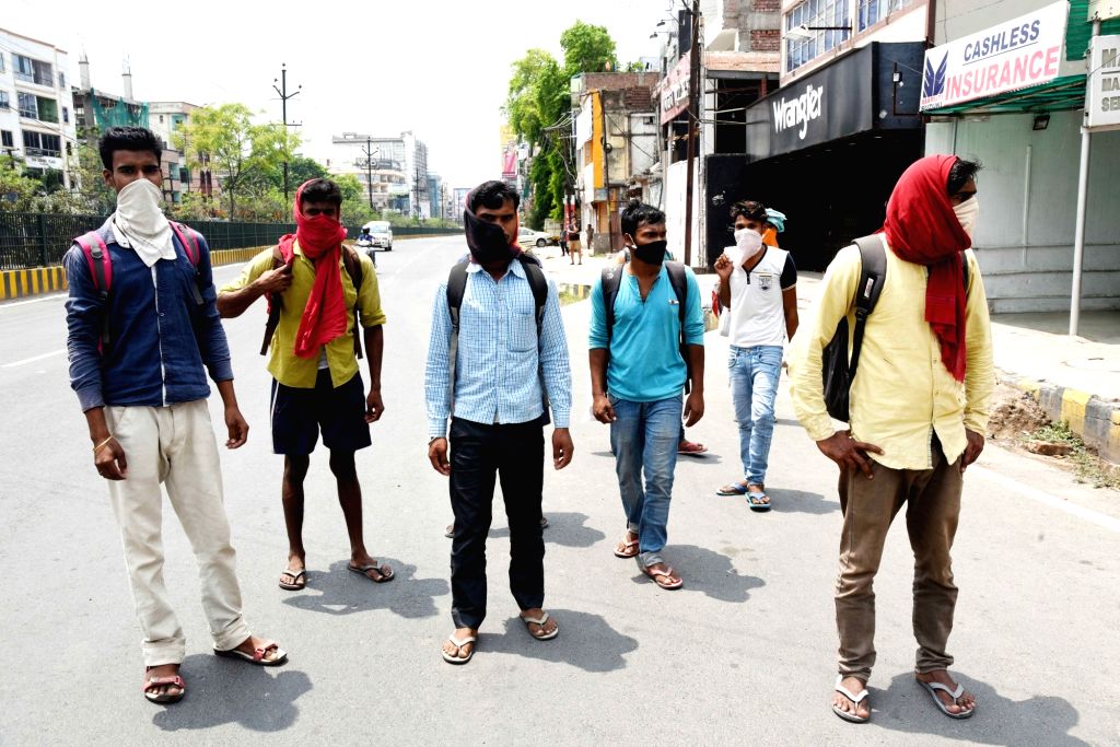 Migrant labourers leave for Madhepura from Patna on foot
