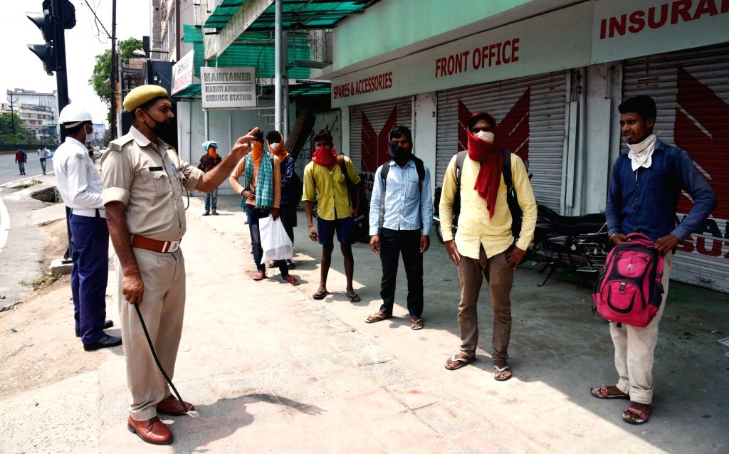 Migrant labourers leave for Madhepura from Patna on foot