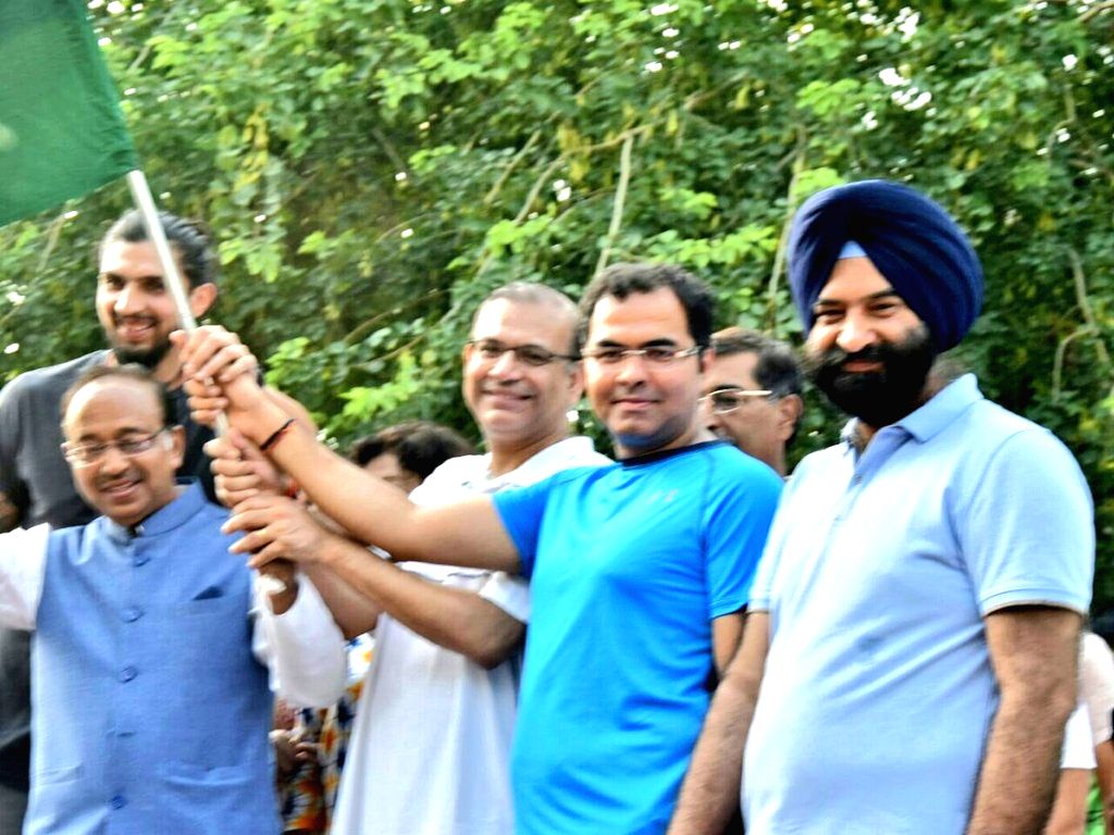 Vijay Goel, Jayant Sinha flag-off 6th Slum Yuva Daud