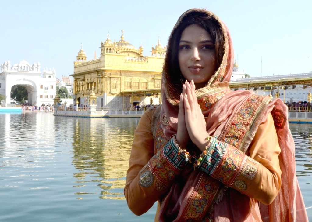 Miss Universe 2021, Harnaaz Kaur Sandhu offers prayers at Golden Temple