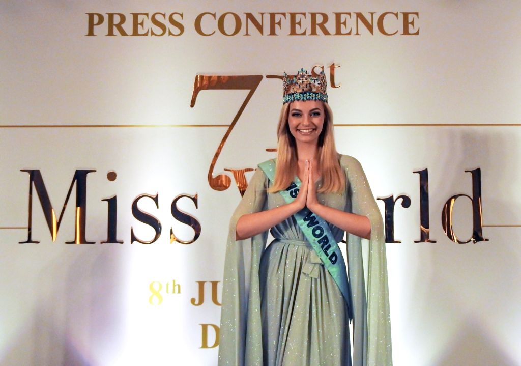 New Delhi : Miss World 2022 Karolina Bielawska poses for photos during ...