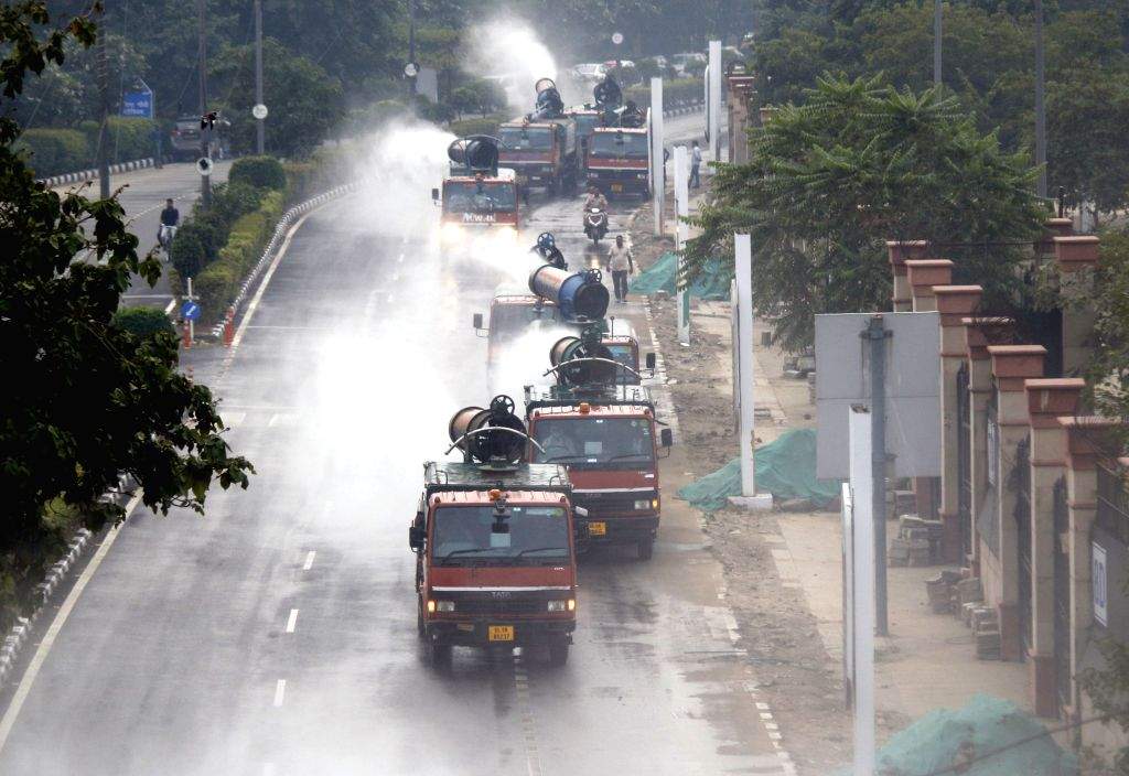 Mobile anti-smog guns spray water to curb air pollution