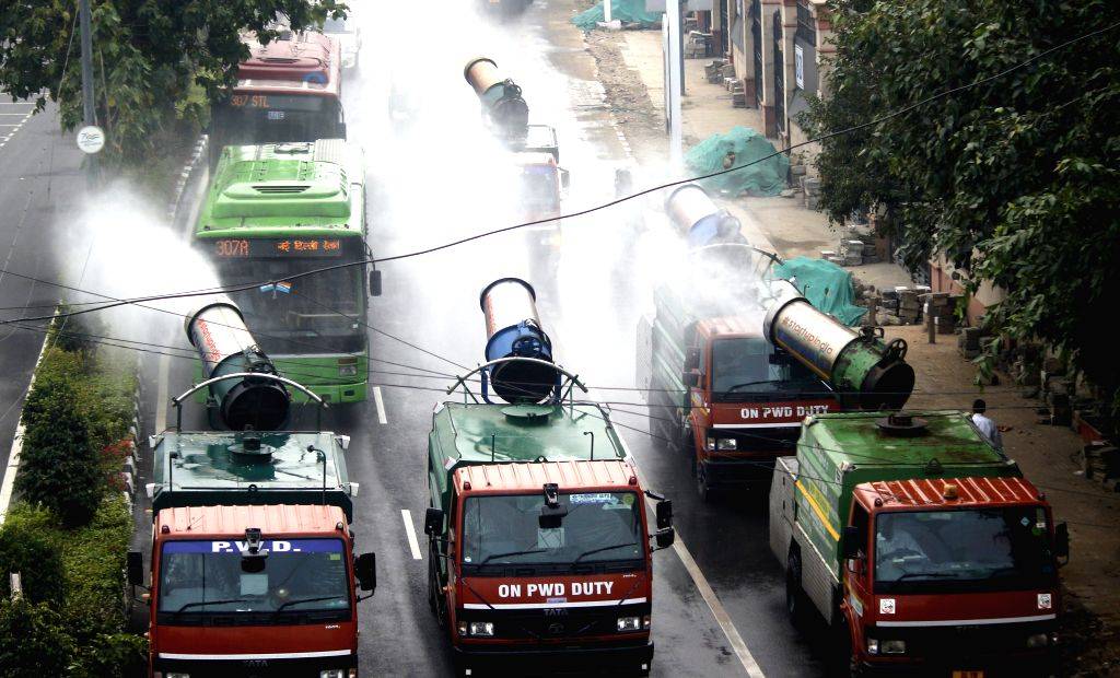 Mobile anti-smog guns spray water to curb air pollution