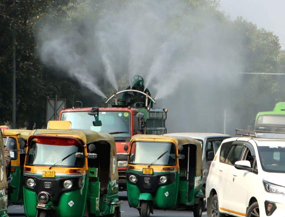 Mobile anti-smog guns spray water to curb air pollution
