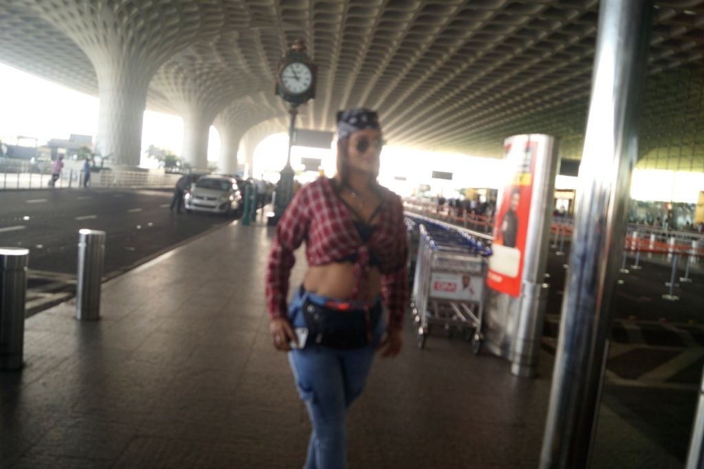 Jinnie Jaaz seen at Mumbai Airport