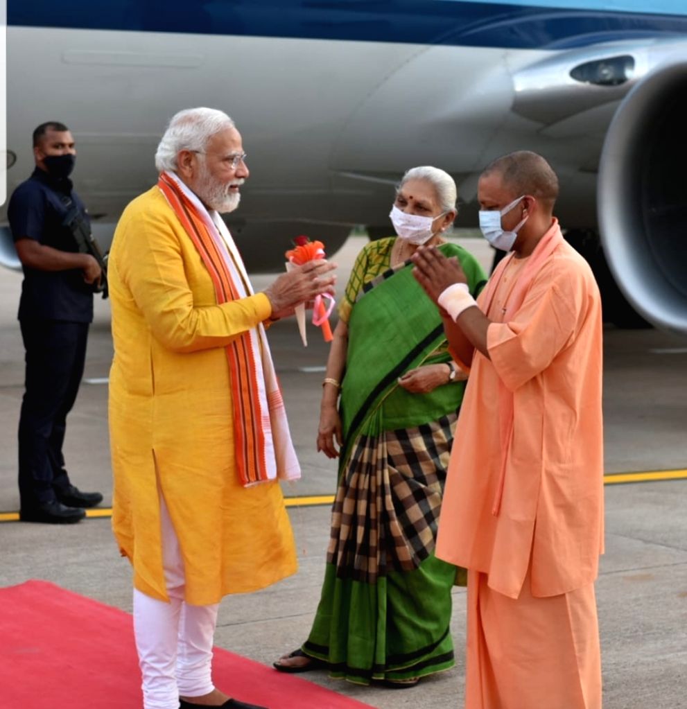 Free Photo: Modi being welcomed in Lucknow by governor and Yogi.