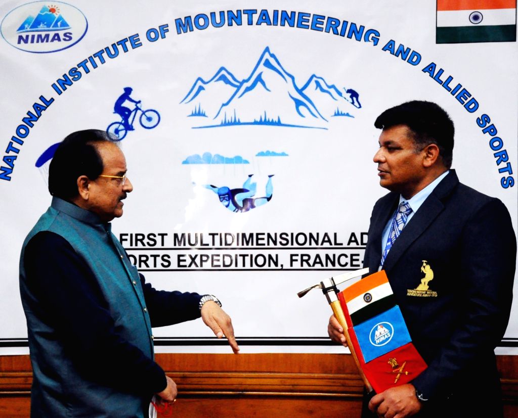 : New Delhi: MOS Defence Ajay Bhatt with the members of the first ...