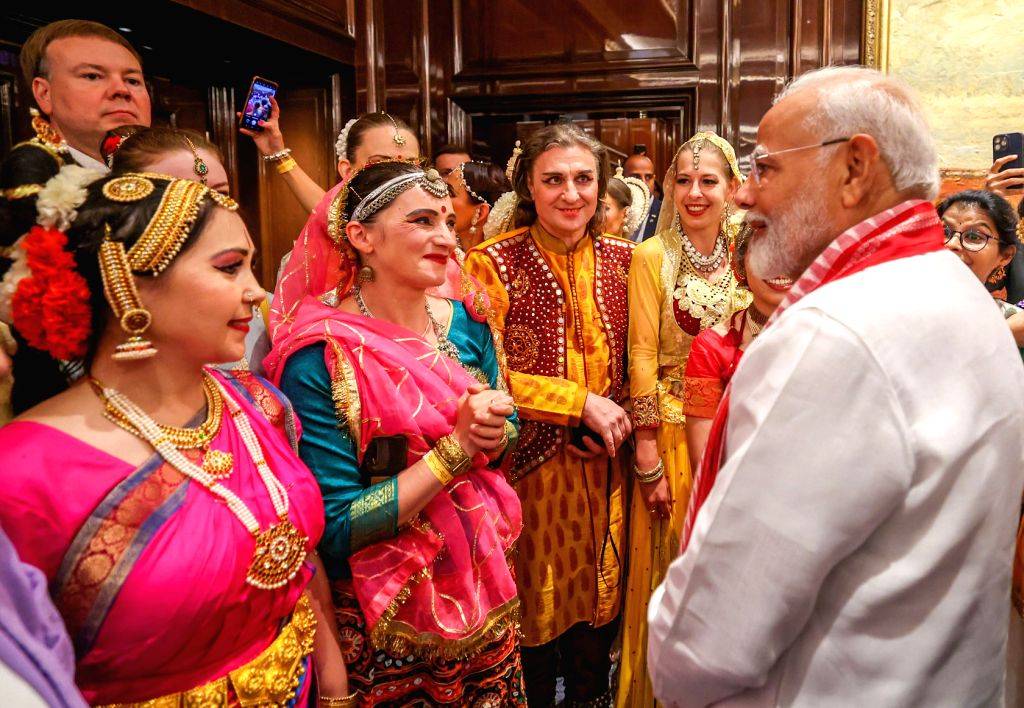 Moscow : Prime Minister Narendra Modi greets artists during a community ...
