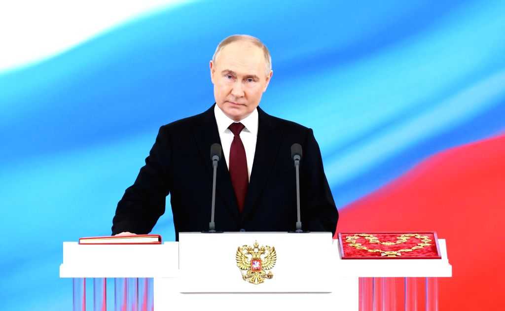 Moscow : Vladimir Putin takes his oath as Russian president during a ...