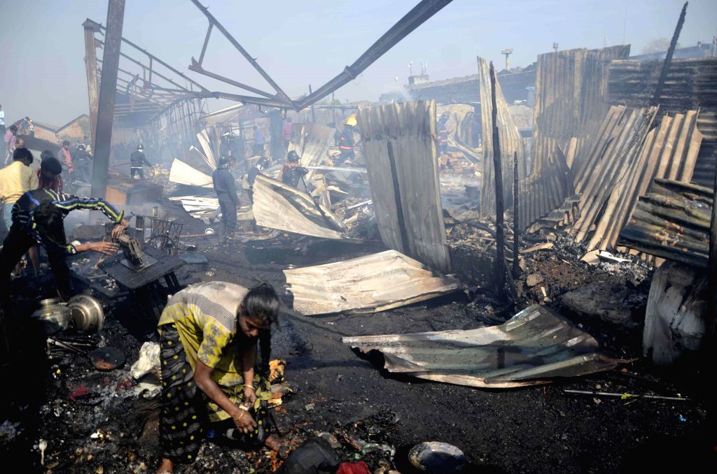 Fire breaks out in Mumbai slum