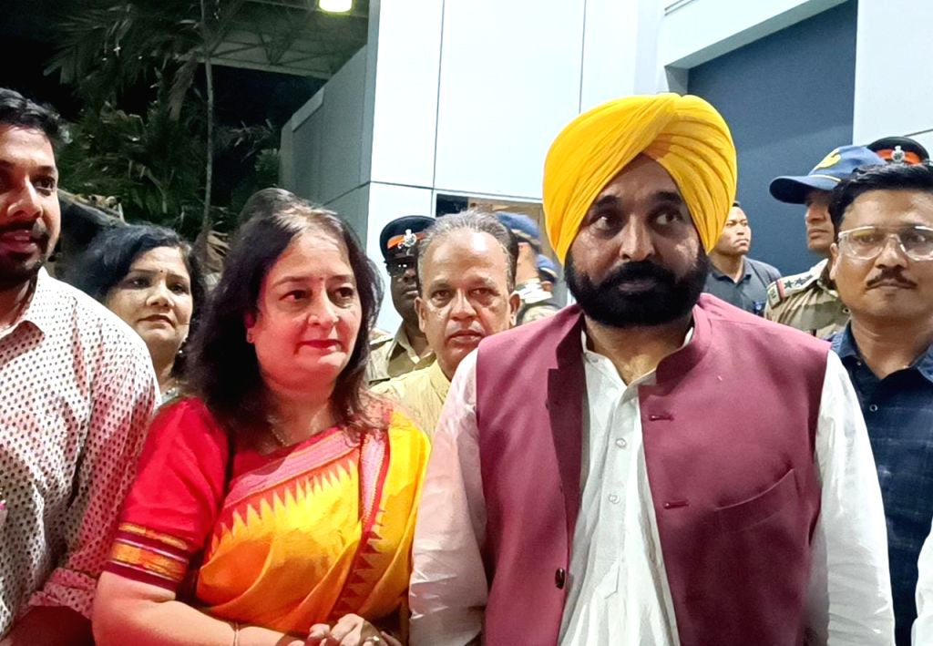 Free Photo : Mumbai AAP President Preeti Sharma-Menon and other leaders ...