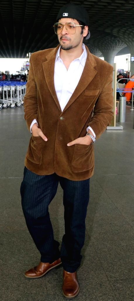 : Mumbai : Actor Ali Fazal Spotted At Mumbai Airport
