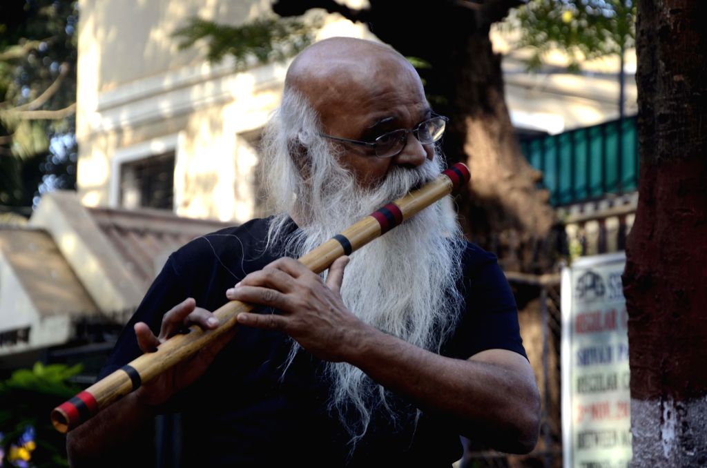 Suhas Joshi plays flute at Shivaji Park