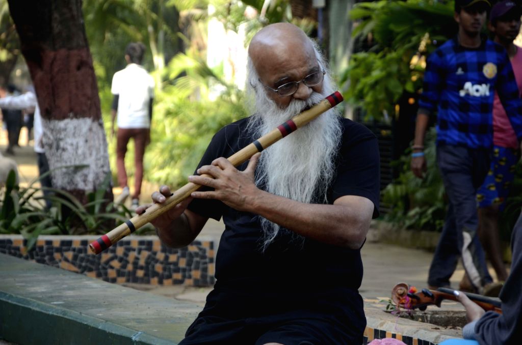 Suhas Joshi plays flute at Shivaji Park