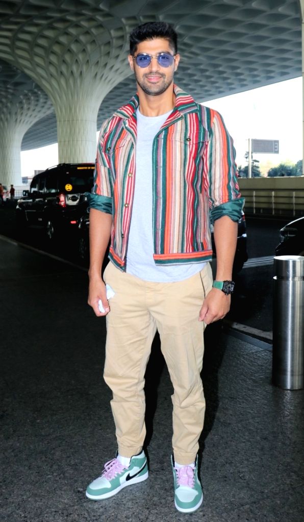 : Mumbai : Indian actor Tanuj Virwani Spotted at Airport Departure in ...