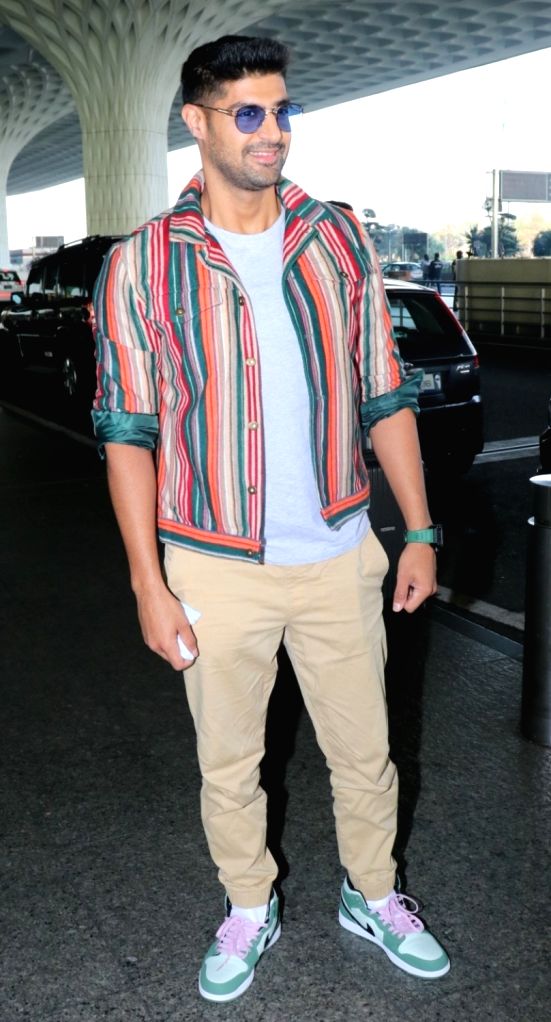 : Mumbai : Indian actor Tanuj Virwani Spotted at Airport Departure in ...