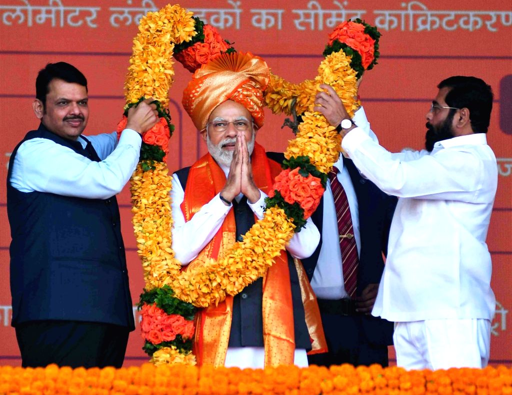 :Mumbai:Eknath Shinde, right, and his deputy Devendra Fadnavis, left ...