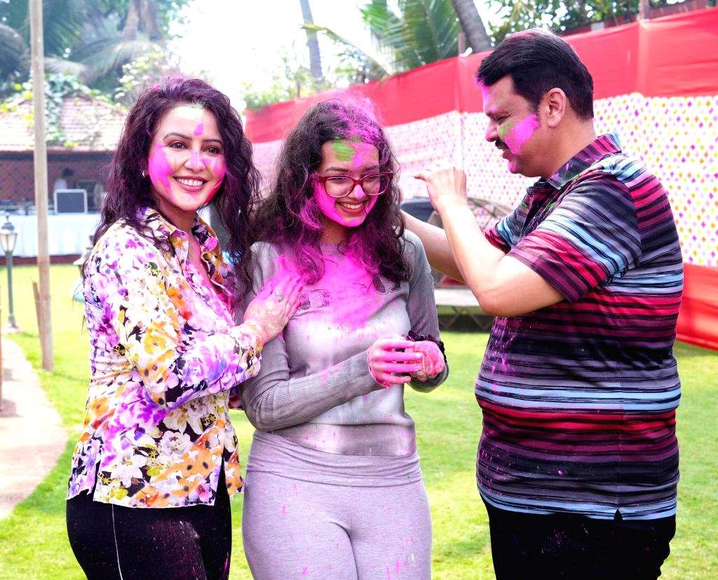 Maharashtra CM Devendra Fadnavis celebrates Holi with family