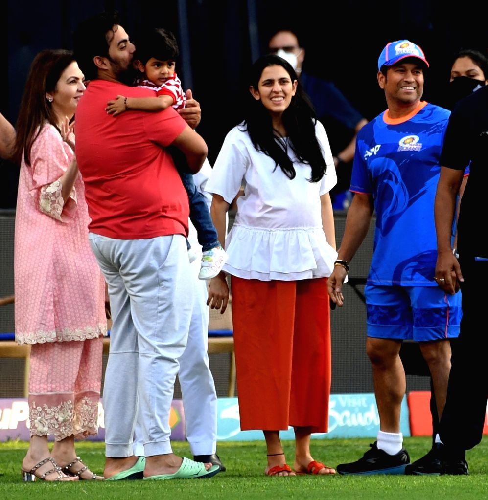 Mumbai : Mumbai Indians owner Nita Ambani, Akash Ambani, former ...