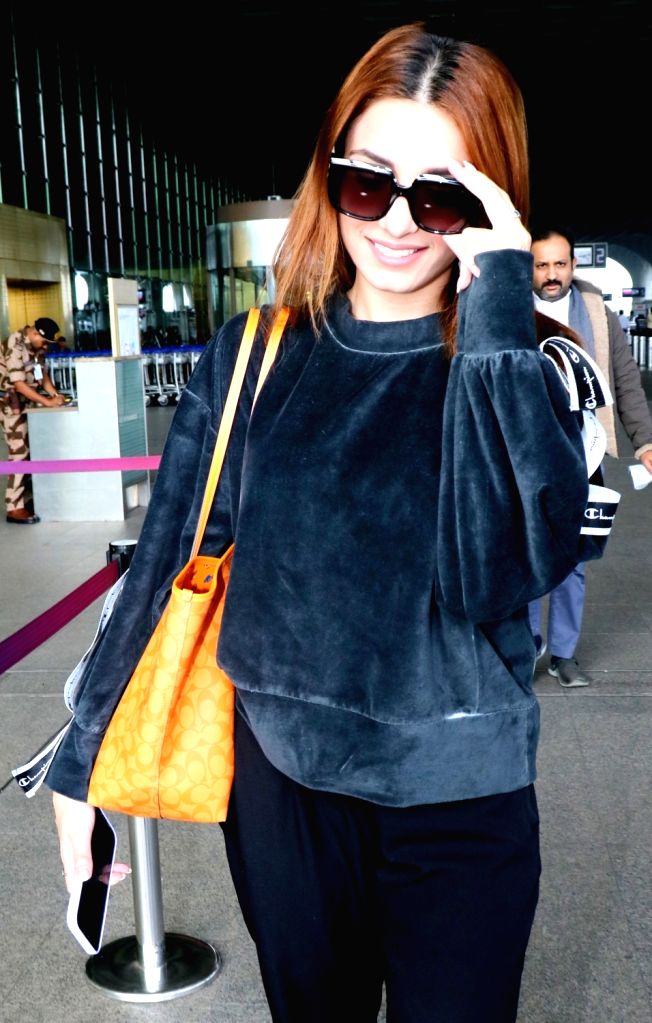 : Mumbai : Singer Prakriti Kakar Spotted At Mumbai Airport