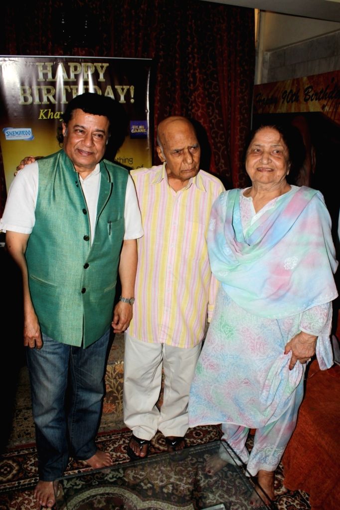 Khayyam donates to Federation of Western India Cine Employees