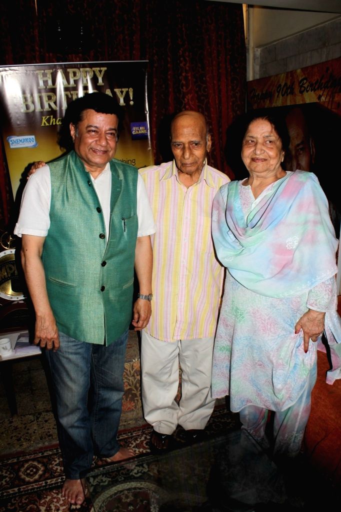 Khayyam donates to Federation of Western India Cine Employees