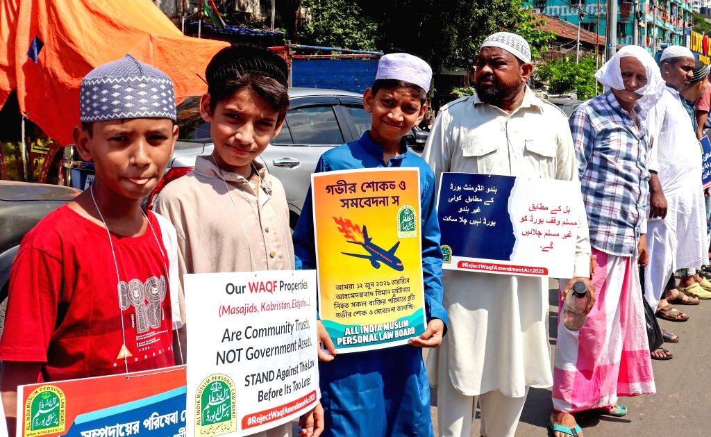 Muslim Community Protests in Kolkata Over Waqf Bill Amendments