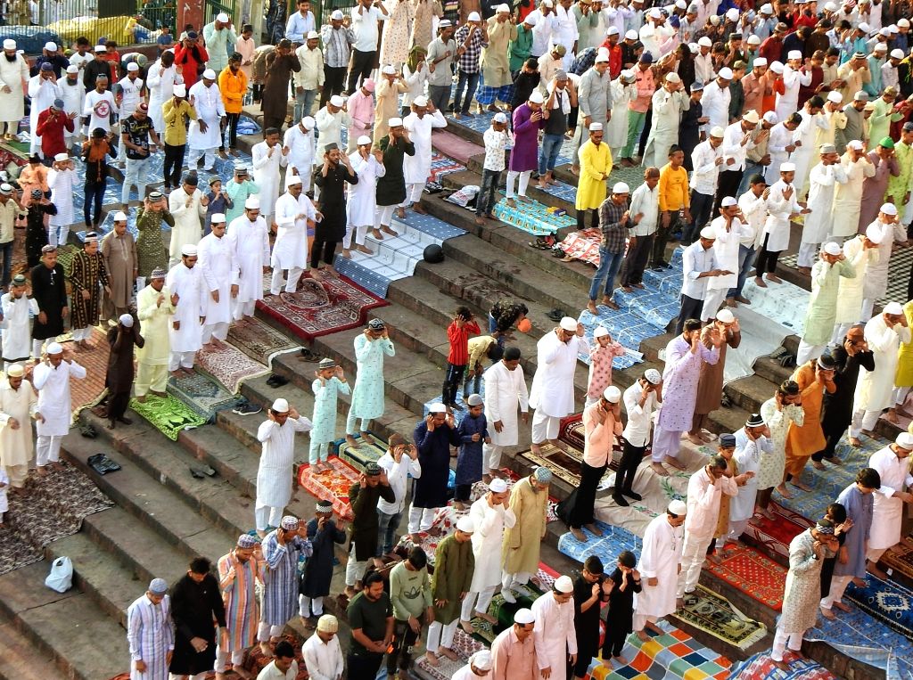 New Delhi : Muslims offer prayers at the Jama Masjid on the occasion of ...