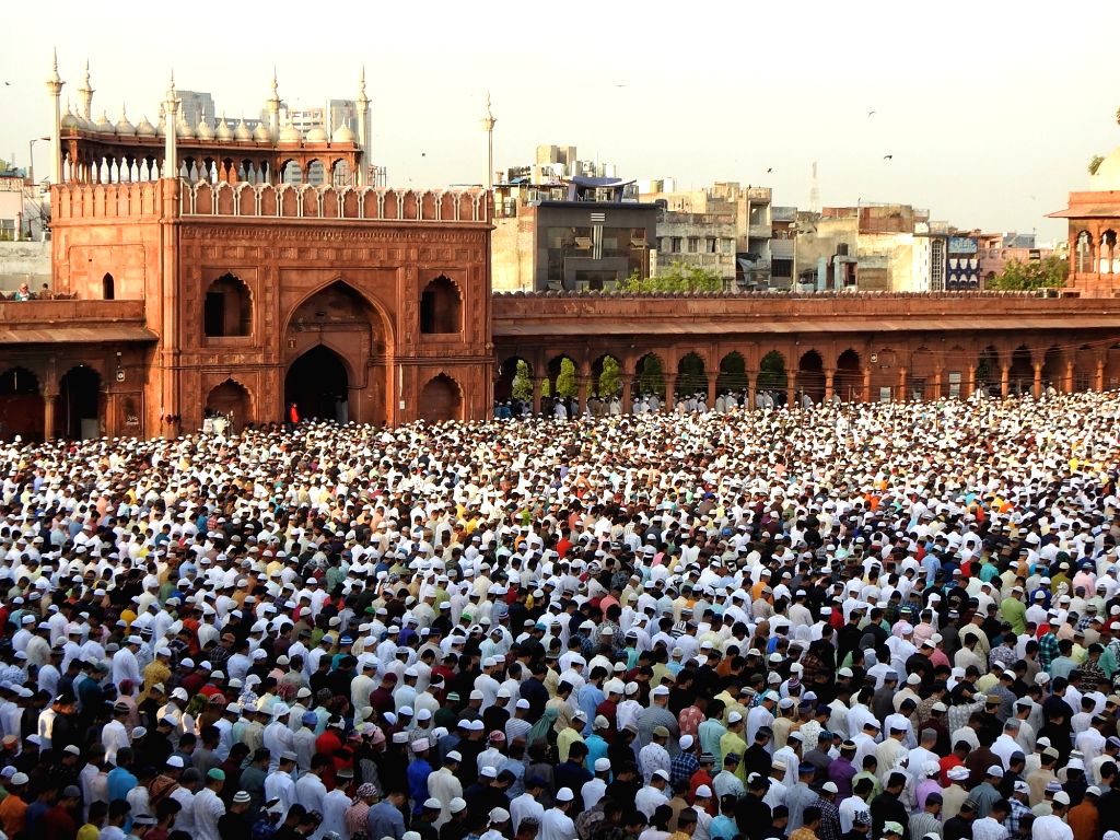 New Delhi : Muslims offer prayers at the Jama Masjid on the occasion of ...