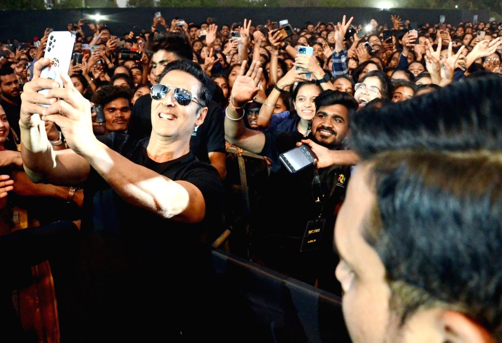 : Nagpur: Actor Akshay Kumar poses for a photo with crowd during a ...