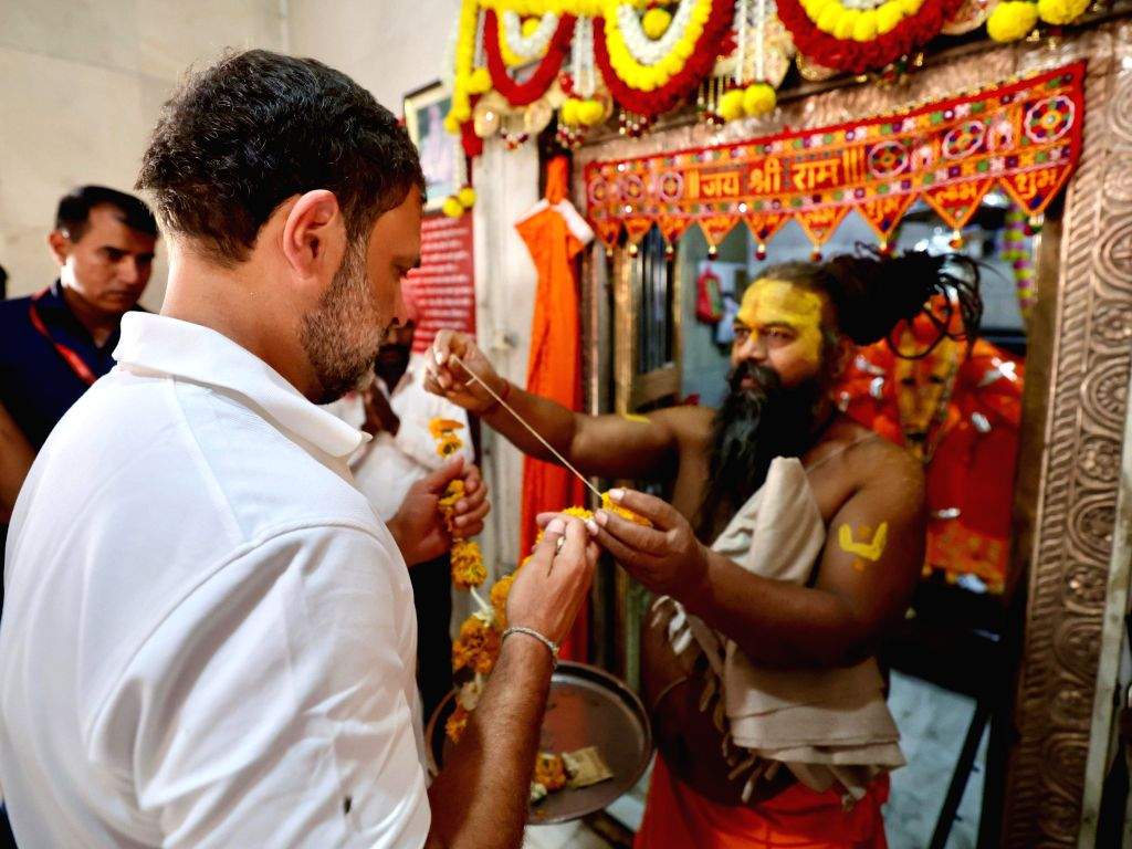 Nashik : Congress leader Rahul Gandhi offers prayer at the Hanuman temple