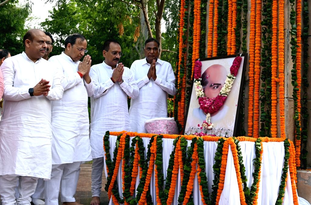 National Gen Sec Arun Singh with Delhi BJP President Virendra Sachdeva ...