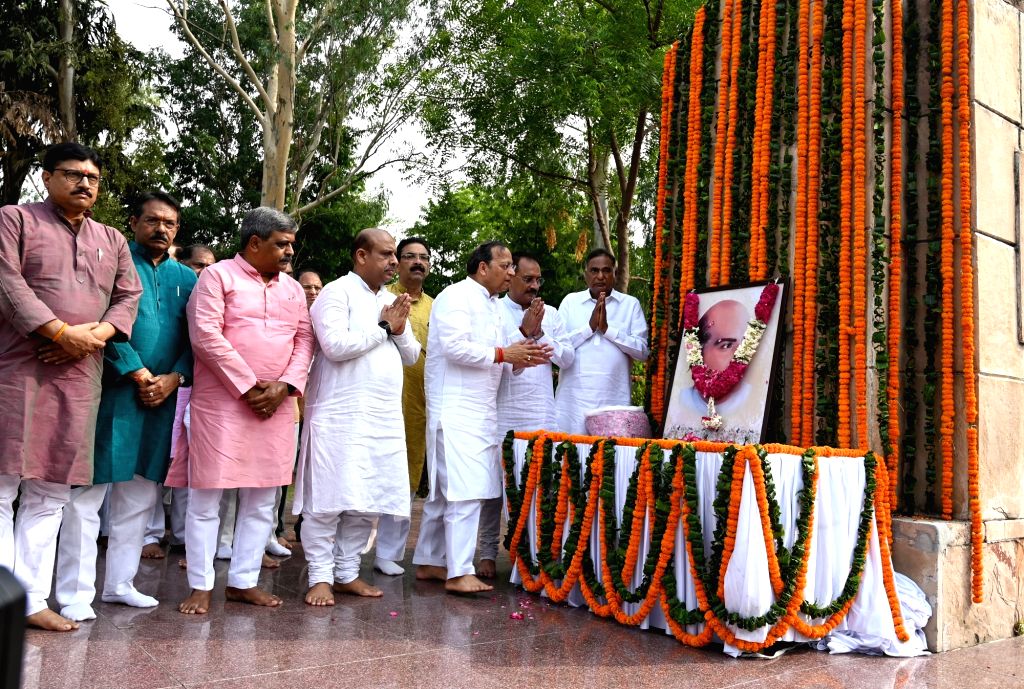 National Gen Sec Arun Singh with Delhi BJP President Virendra Sachdeva ...