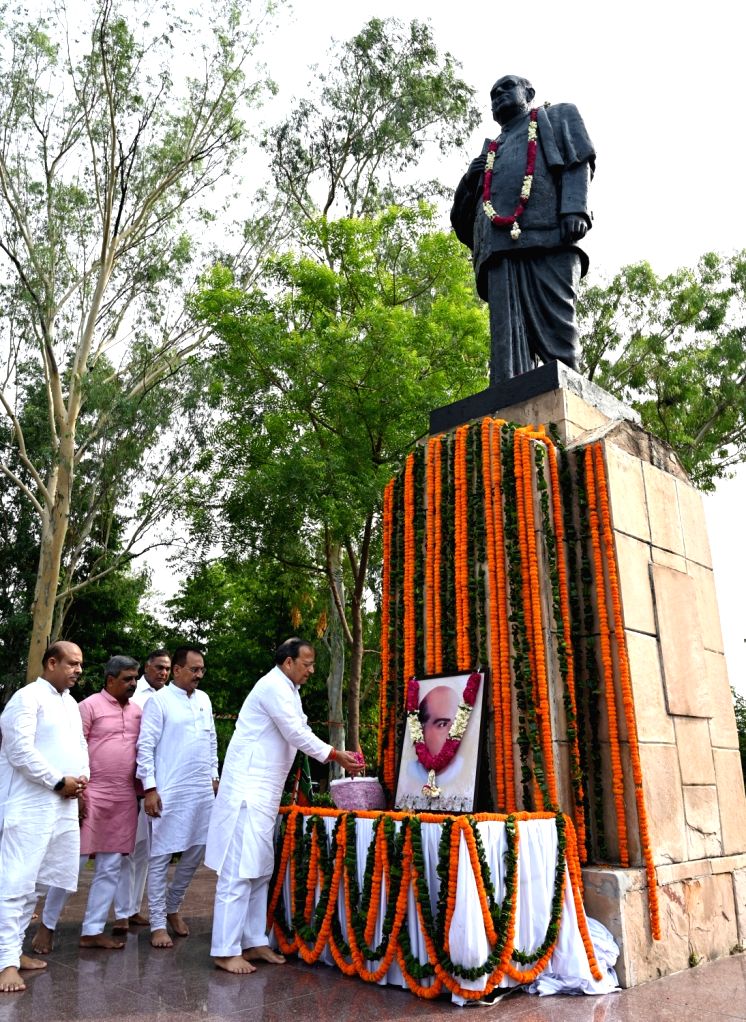 National Gen Sec Arun Singh with Delhi BJP President Virendra Sachdeva ...
