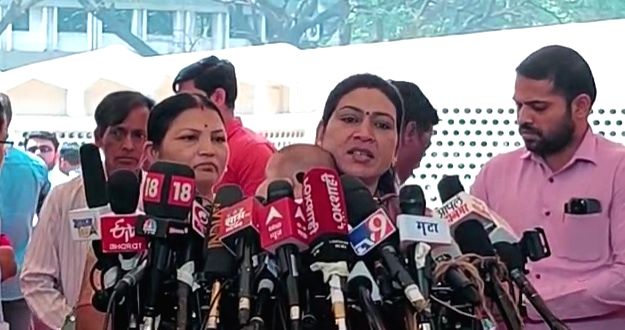 Free Photo : Creche promise 'broken', Maha NCP lady MLA threatens to ...