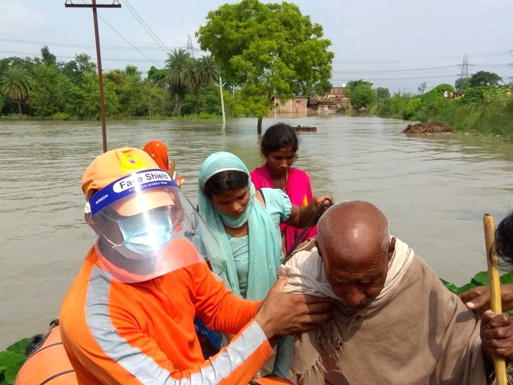 Free Photo: Bihar: NDRF evacuates more than 3,500 flood-affected people
