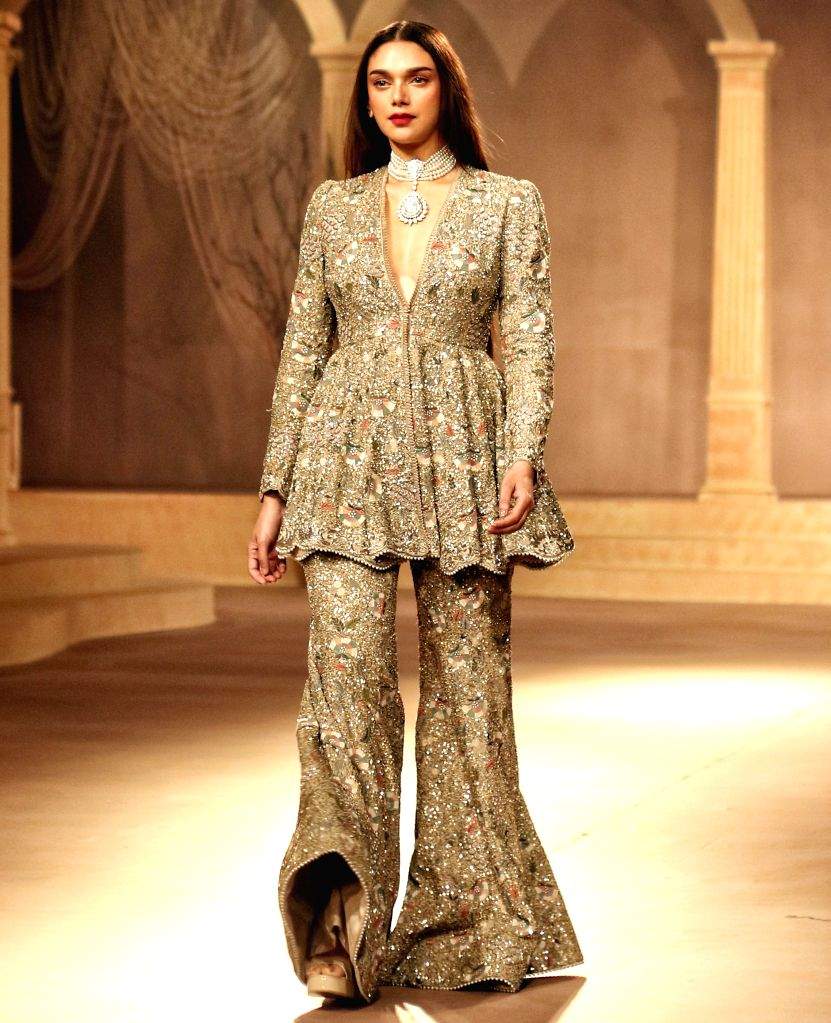 New Delhi : Actress Aditi Rao Hydari walks the ramp showcasing designer ...