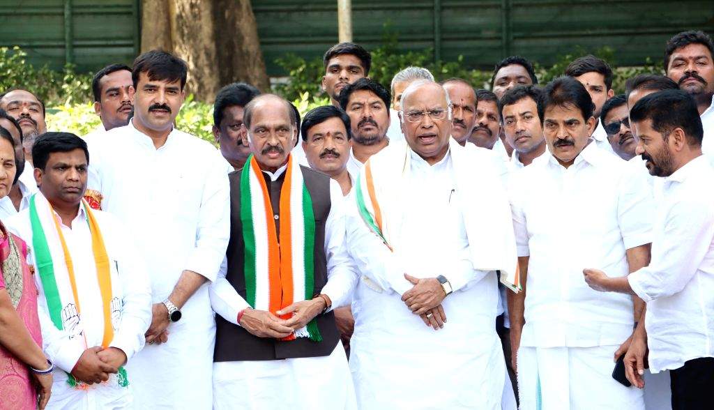 New Delhi : BRS leaders join Congress party in the presence of Congress ...