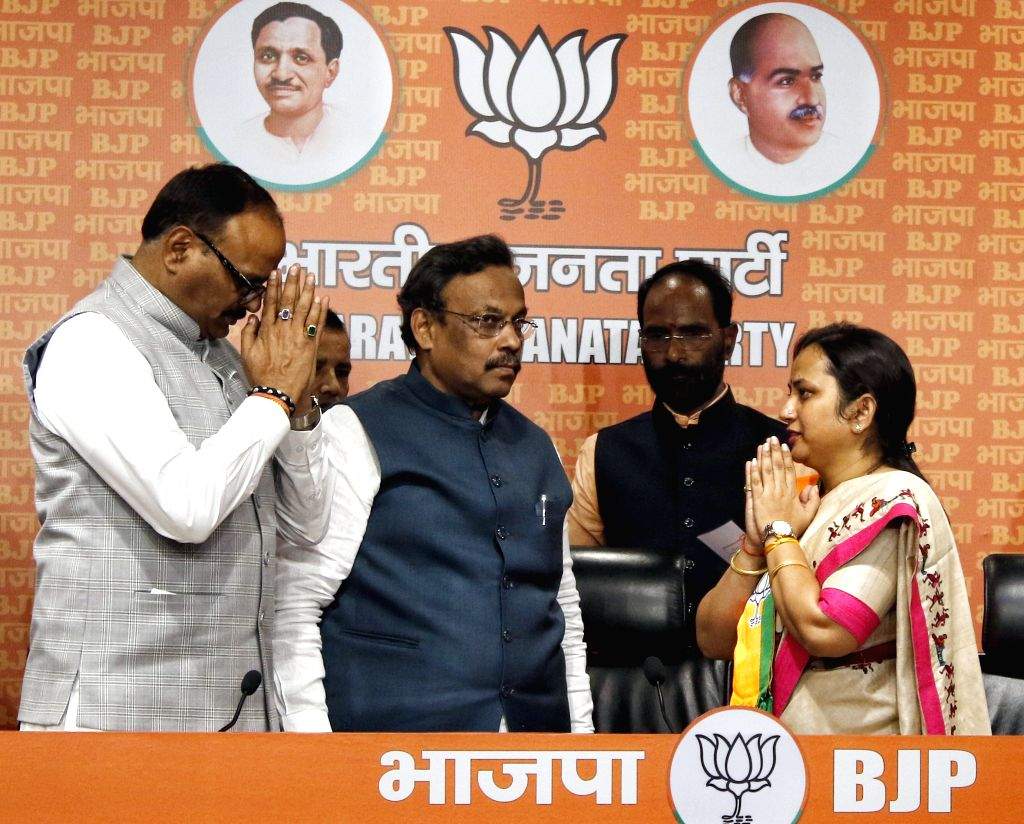 New Delhi : BSP MP Sangeeta Azad, party leader Azad Ari Mardan and ...