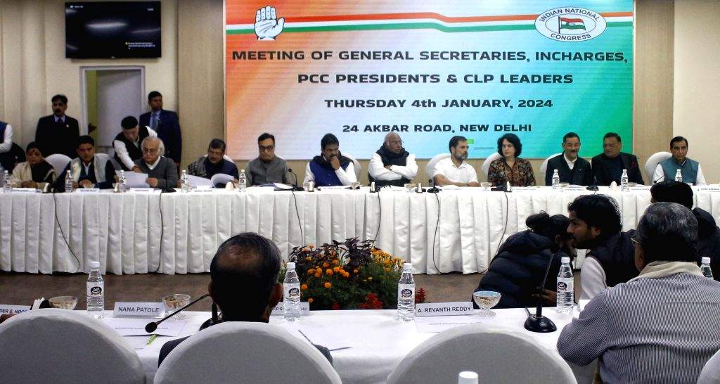 New Delhi : Congress leaders attend the meeting of General Secretaries ...