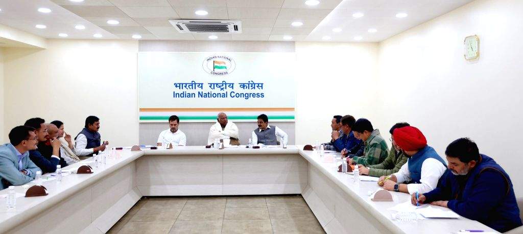 New Delhi : Congress National President Mallikarjun Kharge with party ...