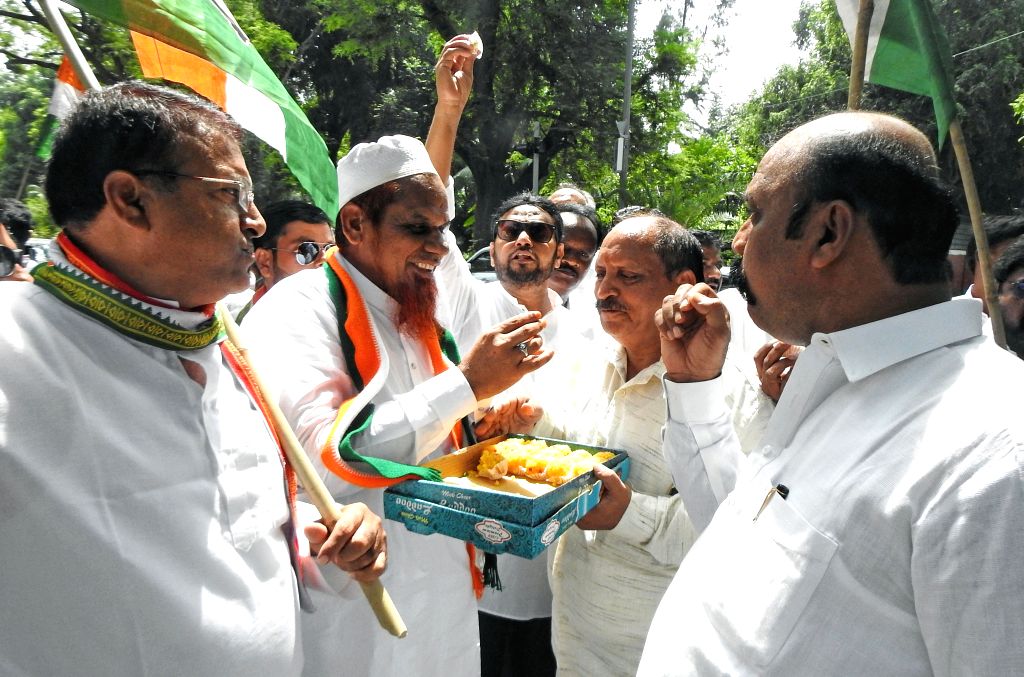 New Delhi : Congress party workers celebrate after the Lok Sabha ...
