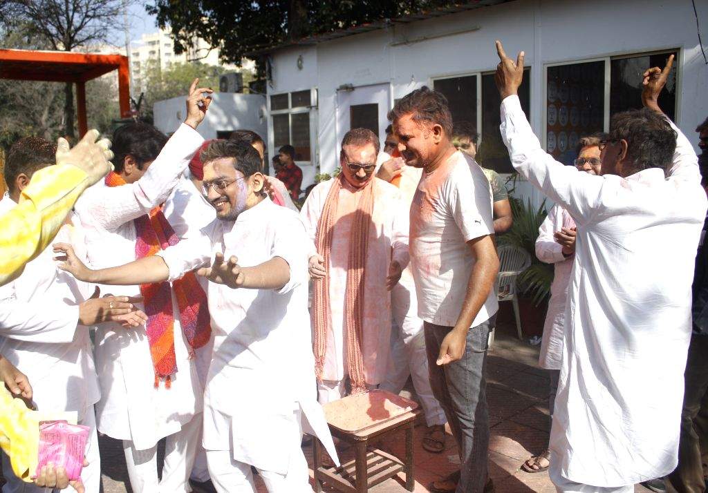 New Delhi : Delhi BJP President Virendra Sachdeva celebrates Holi with ...