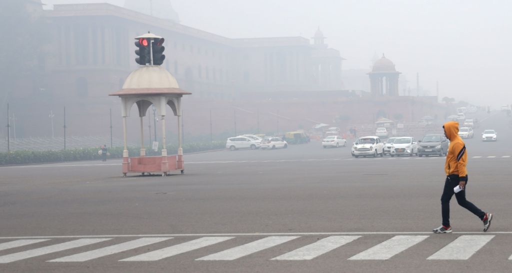 Thick fog covers Delhi